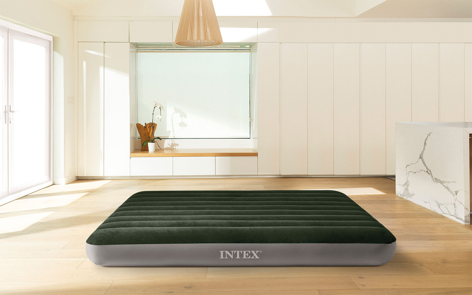 Intex airbed with integrated pump - Berger Camping